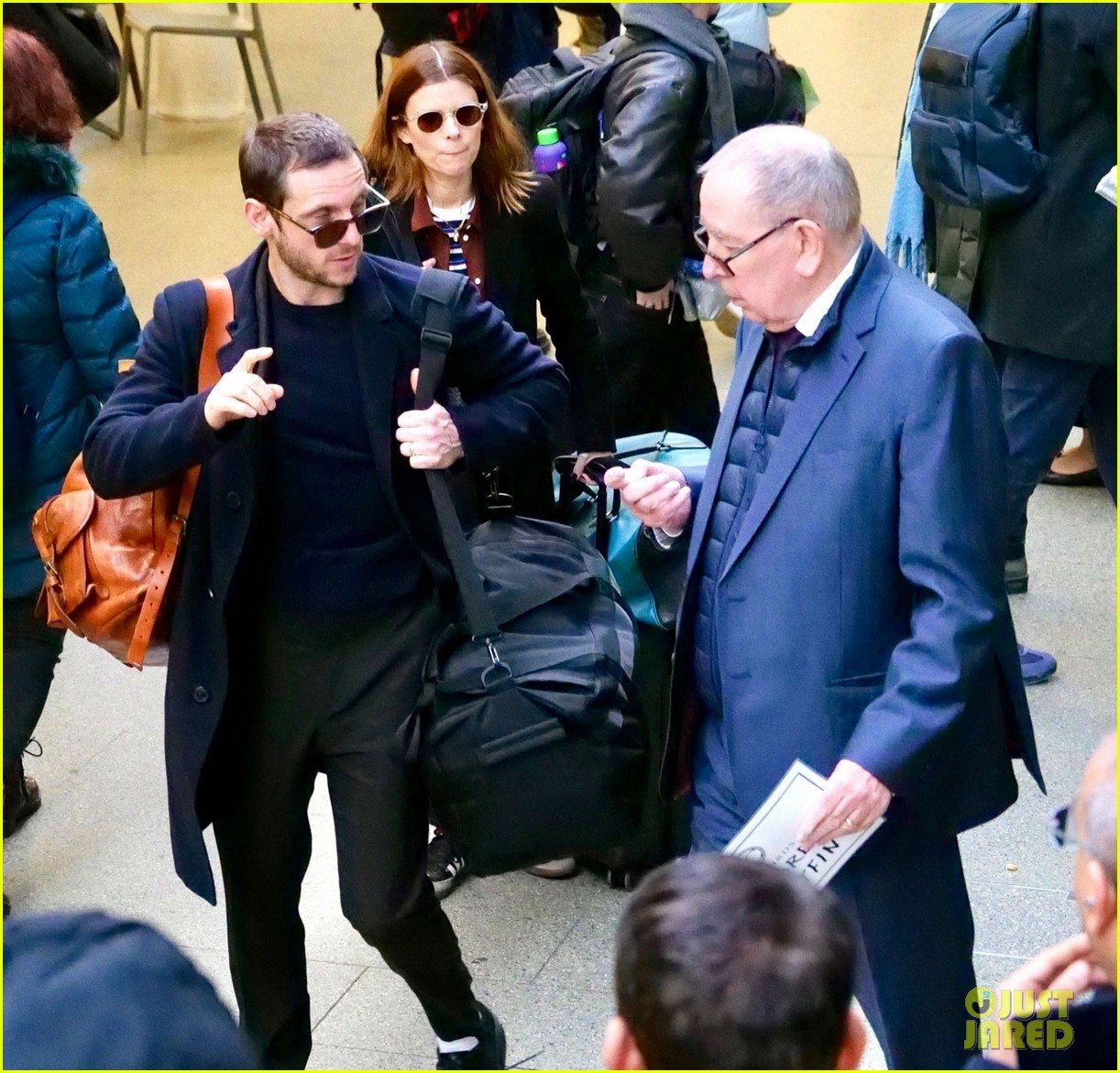 Kate Mara & Husband Jamie Bell Navigate a Busy Terminal in London ...
