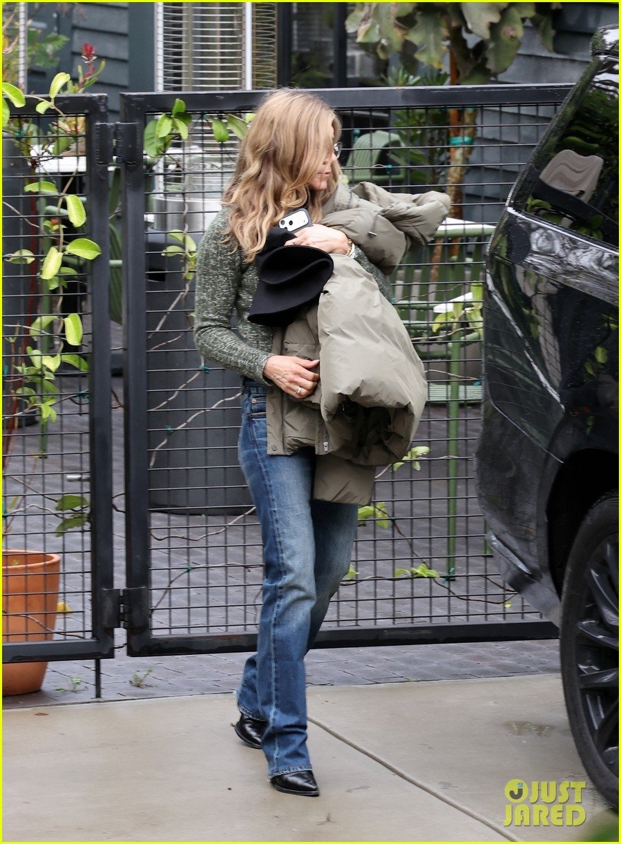 Jennifer Aniston Supports Boyfriend Jim Curtis at California Book Event ...