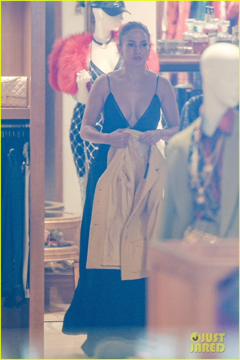 Jennifer Lopez Spotted Shopping in L.A. Amid a Long Week of Glambot ...