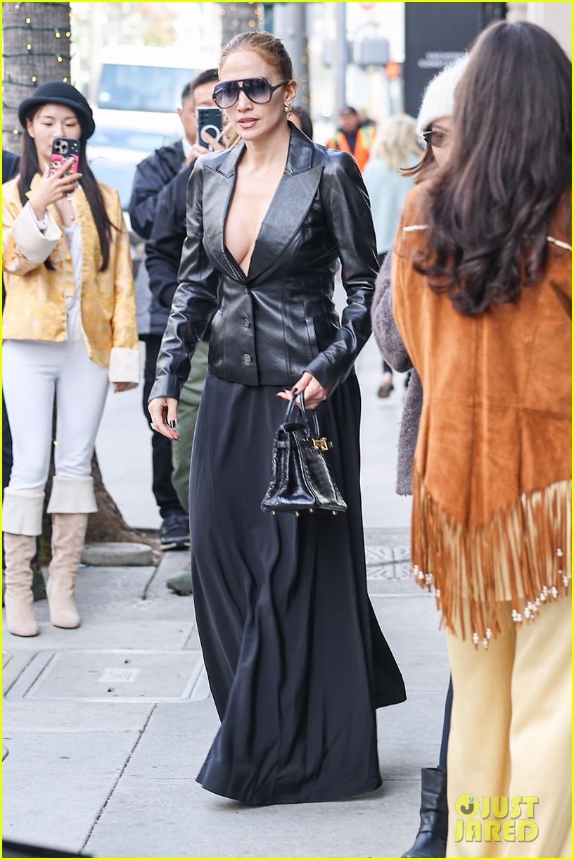 Jennifer Lopez Spotted Shopping in L.A. Amid a Long Week of Glambot ...