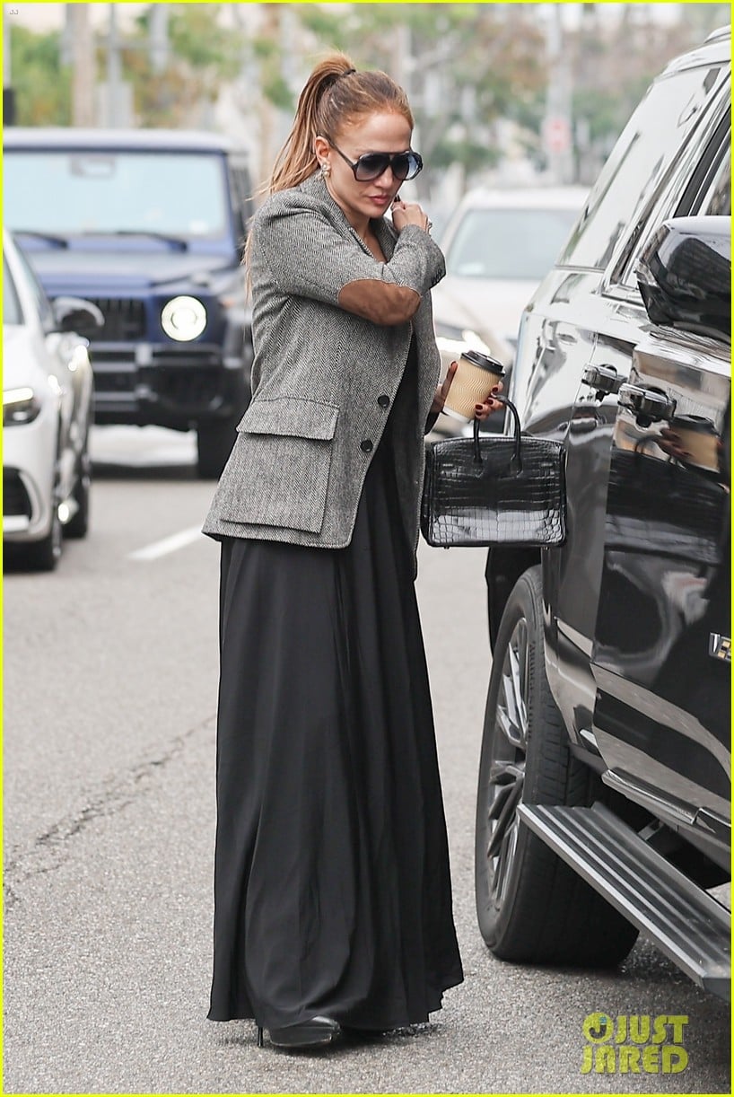 Jennifer Lopez Spotted Shopping in L.A. Amid a Long Week of Glambot ...