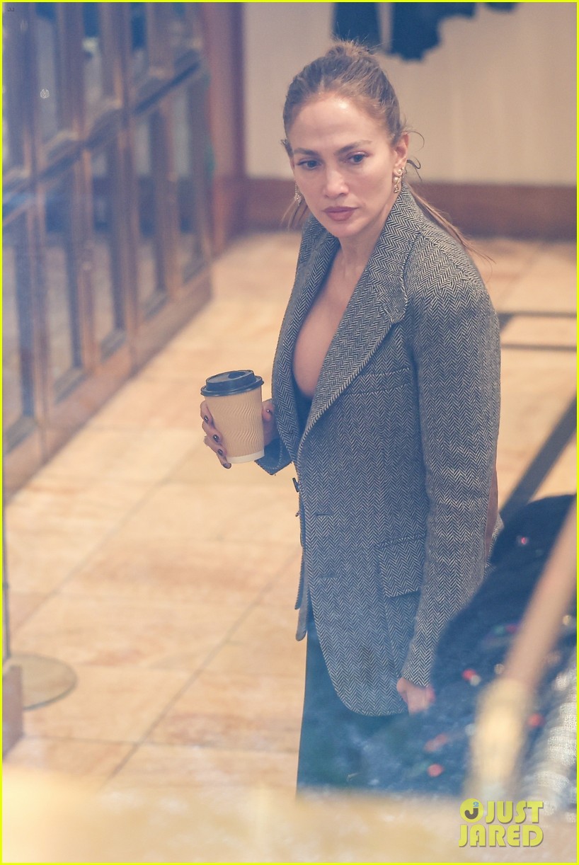 Jennifer Lopez Spotted Shopping in L.A. Amid a Long Week of Glambot ...