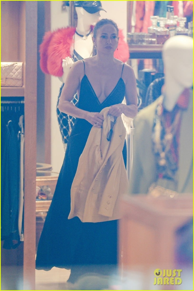 Jennifer Lopez Spotted Shopping in L.A. Amid a Long Week of Glambot ...