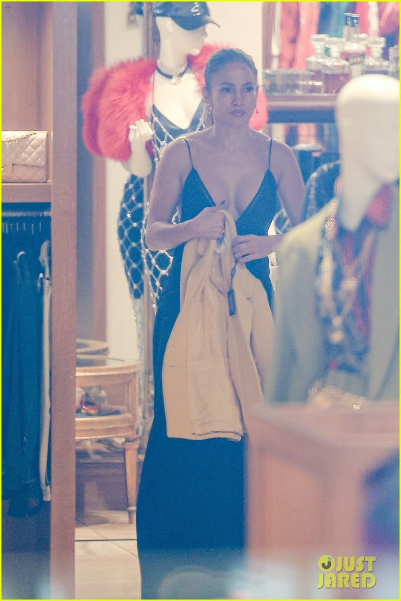 Jennifer Lopez Spotted Shopping in L.A. Amid a Long Week of Glambot ...