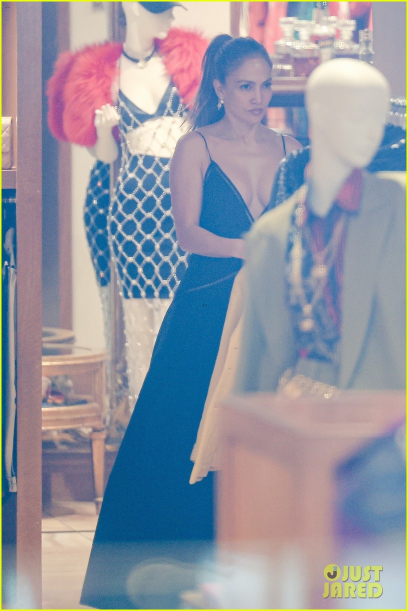 Jennifer Lopez Spotted Shopping in L.A. Amid a Long Week of Glambot ...
