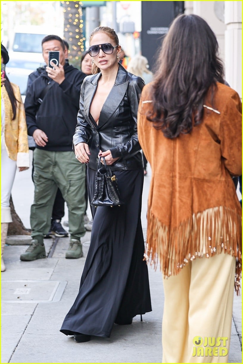 Jennifer Lopez Spotted Shopping in L.A. Amid a Long Week of Glambot ...