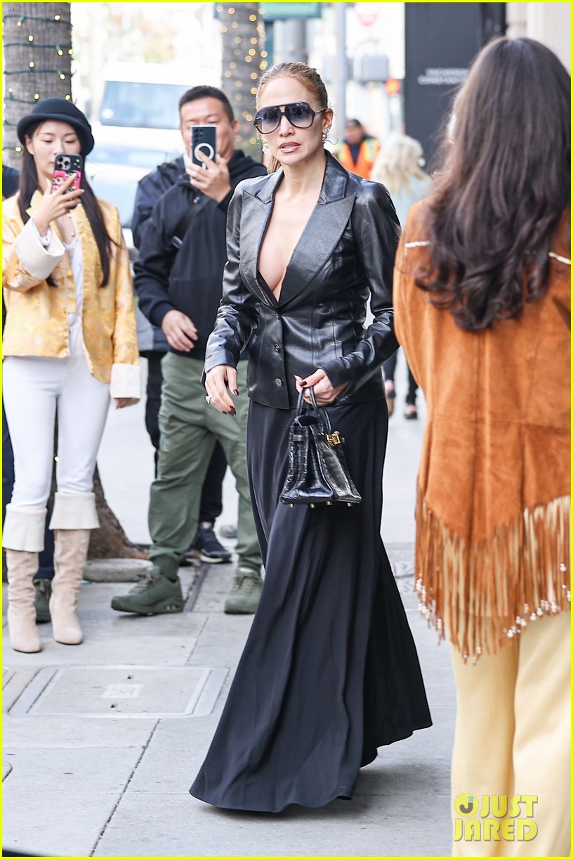 Jennifer Lopez Spotted Shopping in L.A. Amid a Long Week of Glambot ...