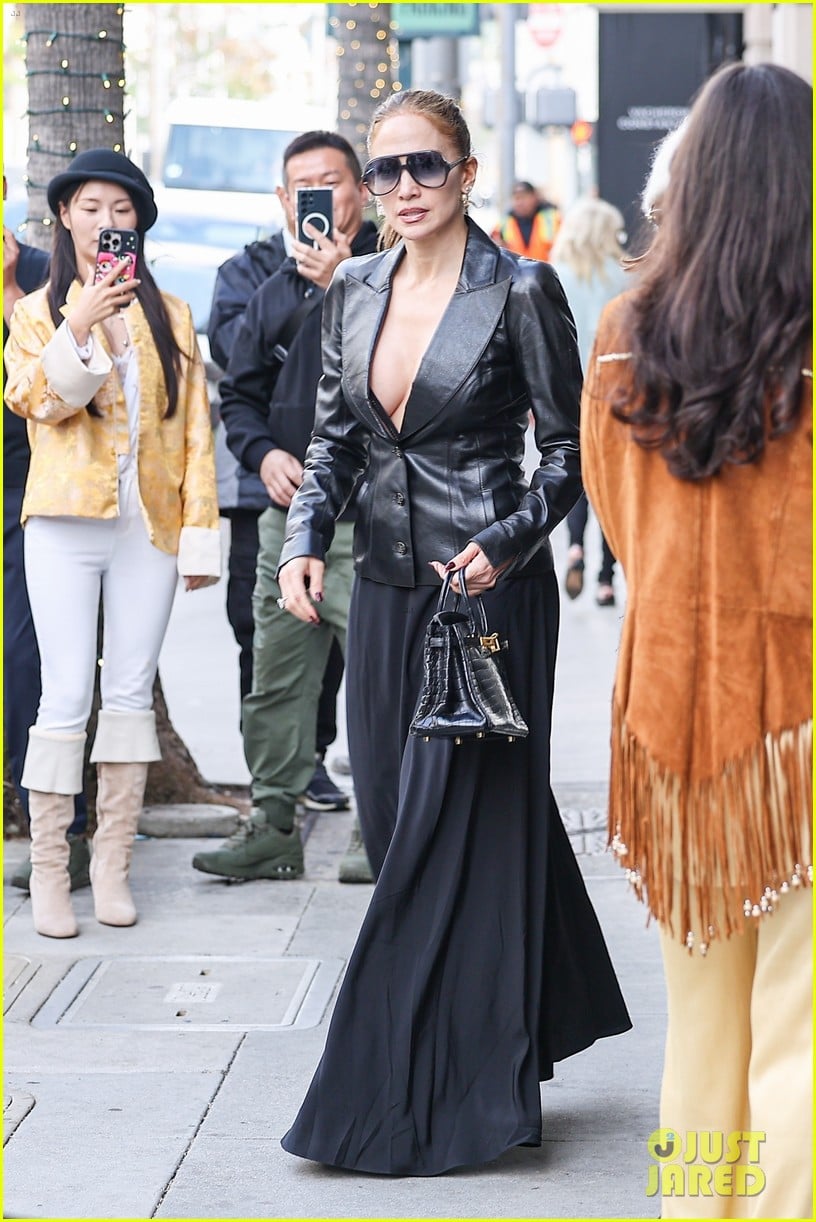 Jennifer Lopez Spotted Shopping in L.A. Amid a Long Week of Glambot ...