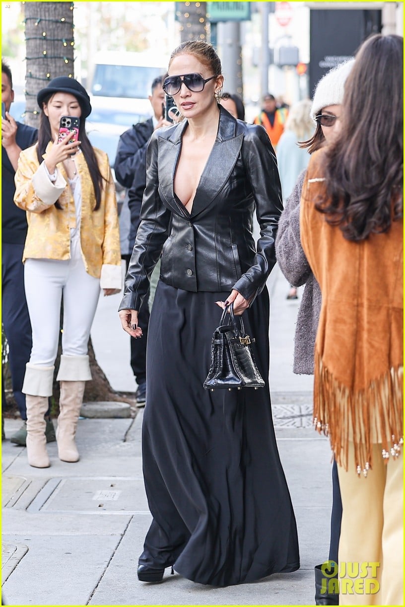 Jennifer Lopez Spotted Shopping in L.A. Amid a Long Week of Glambot ...