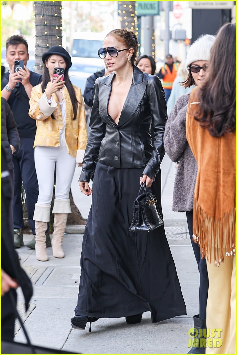 Jennifer Lopez Spotted Shopping in L.A. Amid a Long Week of Glambot ...