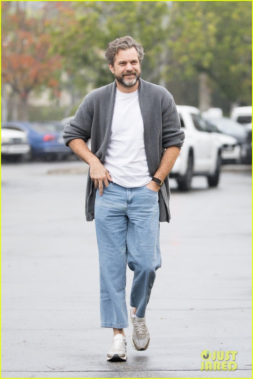 Joshua Jackson Keeps It Casual During Coffee Run in Calabasas: Photo ...