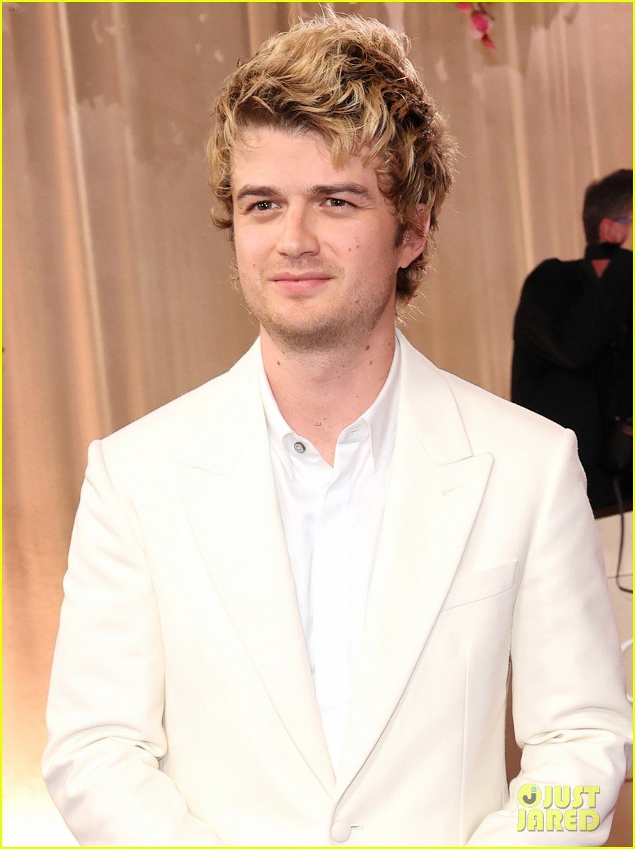 Joe Keery Debuts New Blonde Hair at Golden Globes 2026: Photo 5263810 ...