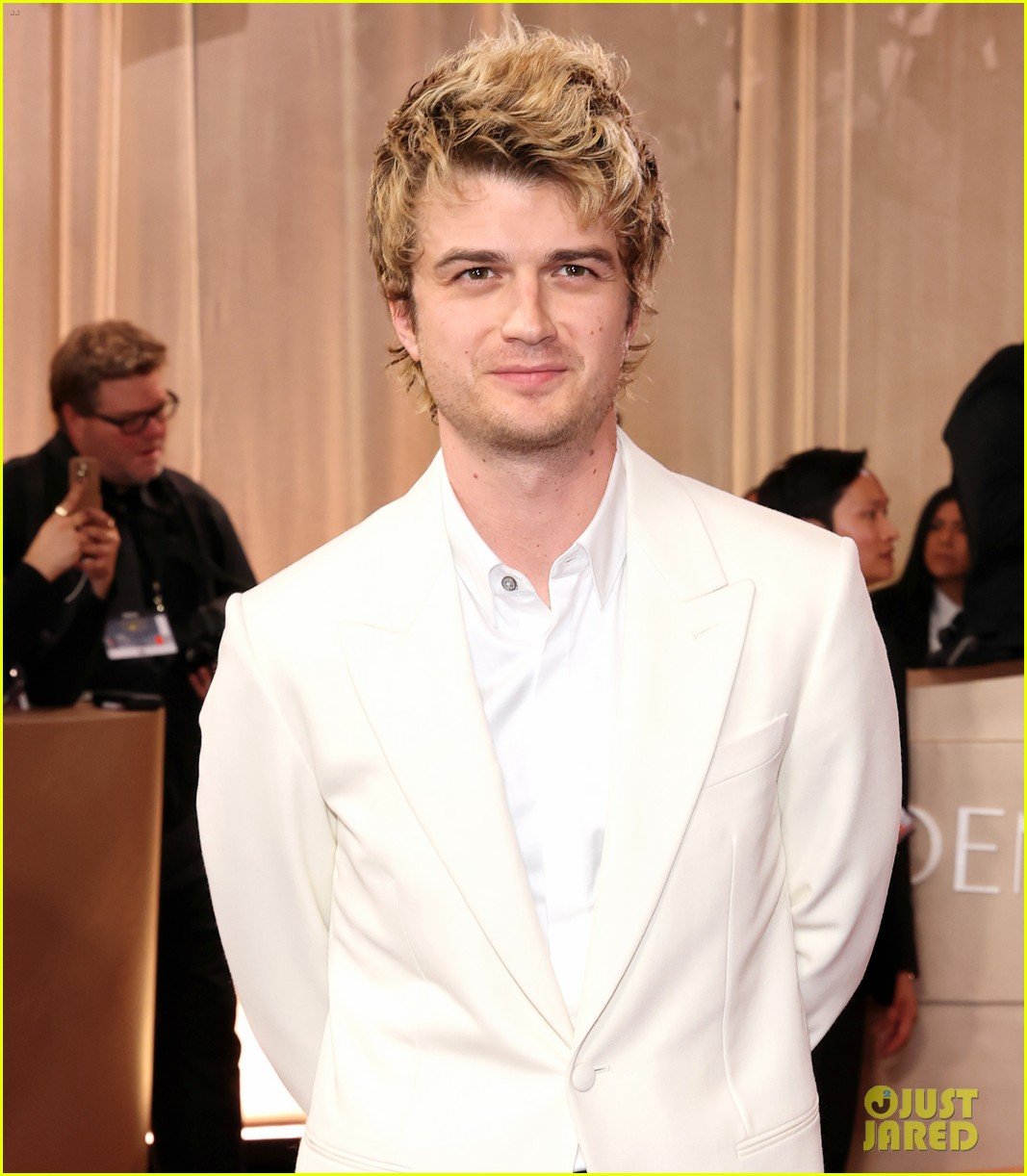 Joe Keery Debuts New Blonde Hair at Golden Globes 2026: Photo 5263812 ...