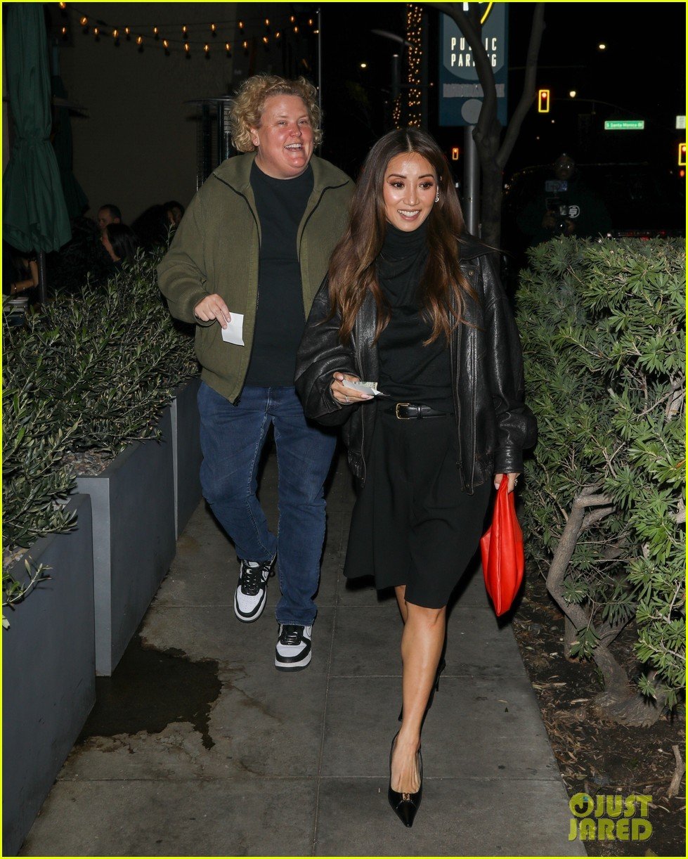 Kim Kardashian Steps Out for Dinner with 'The Fifth Wheel' Director Eva ...