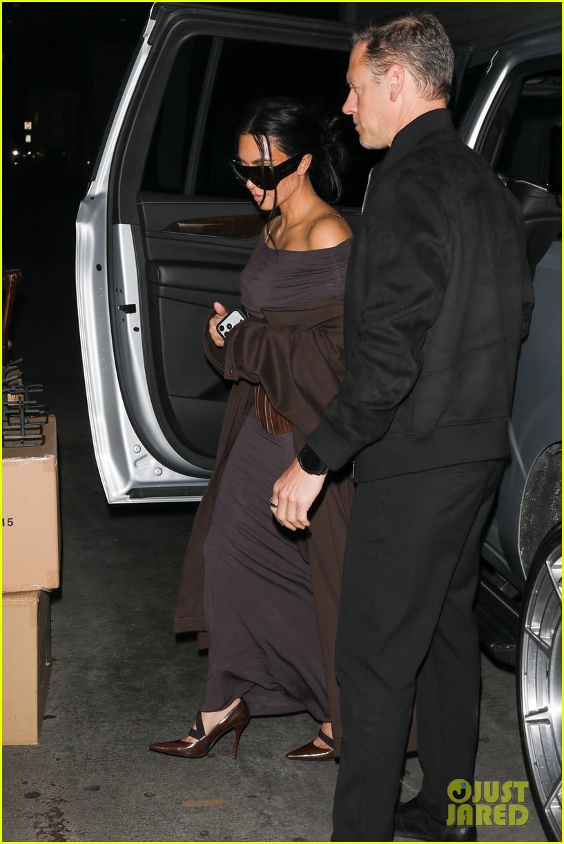 Kim Kardashian Steps Out for Dinner with 'The Fifth Wheel' Director Eva ...