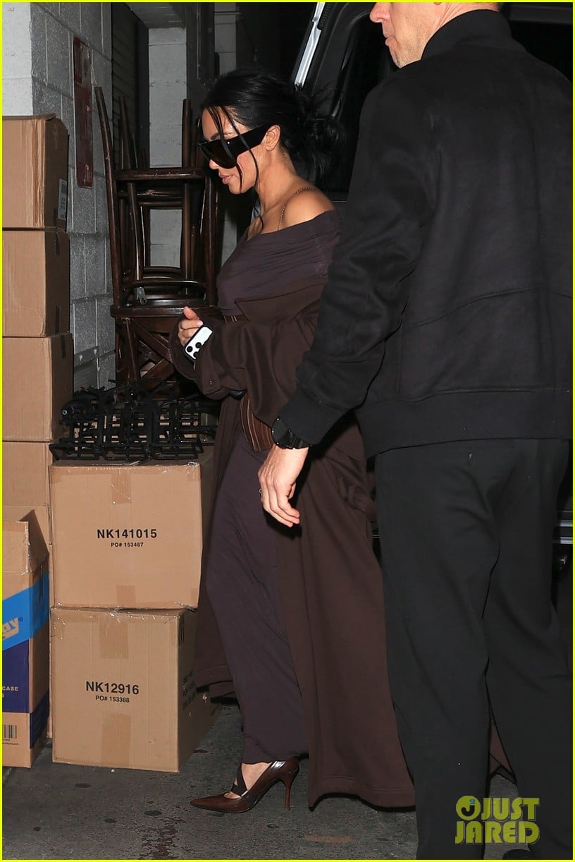 Kim Kardashian Steps Out for Dinner with 'The Fifth Wheel' Director Eva ...