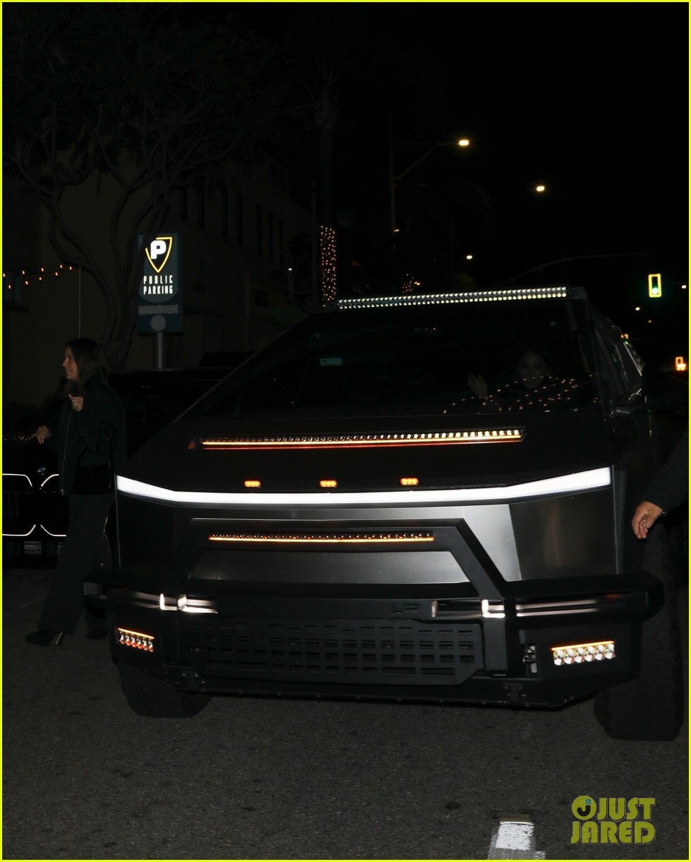 Kim Kardashian Steps Out for Dinner with 'The Fifth Wheel' Director Eva ...