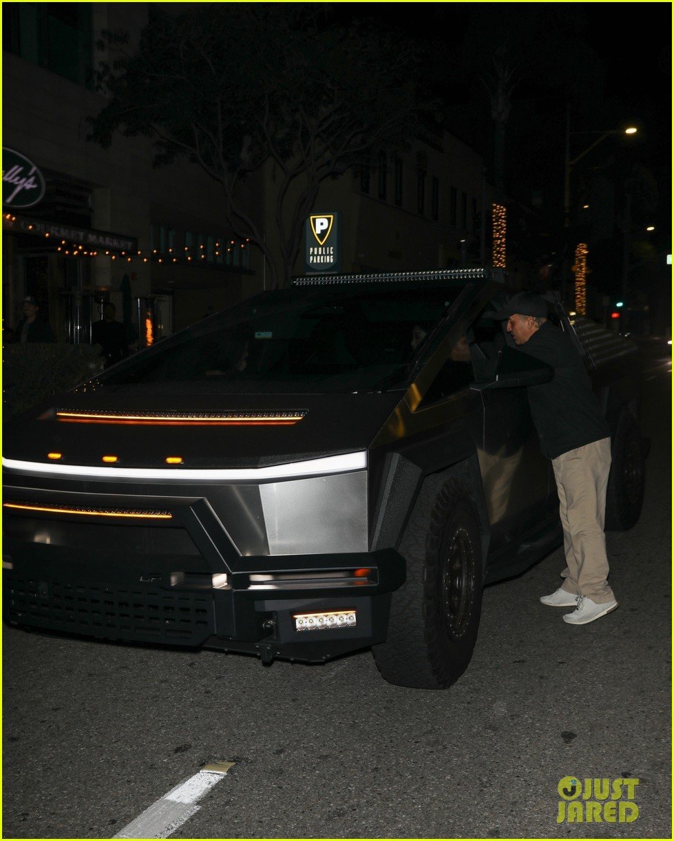 Kim Kardashian Steps Out for Dinner with 'The Fifth Wheel' Director Eva ...