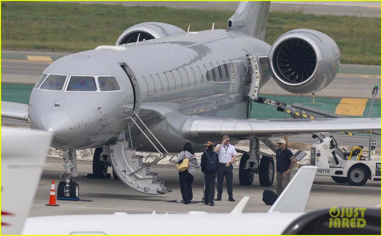 Kylie Jenner & Timothee Chalamet Spotted Flying Off in Private Jet Amid ...