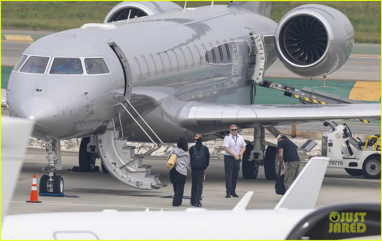 Kylie Jenner & Timothee Chalamet Spotted Flying Off in Private Jet Amid ...