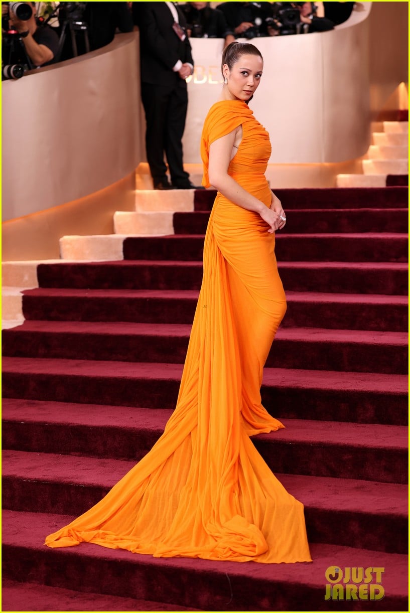 Laufey Corrects Photographers Calling Her Megan on Golden Globes 2026 ...