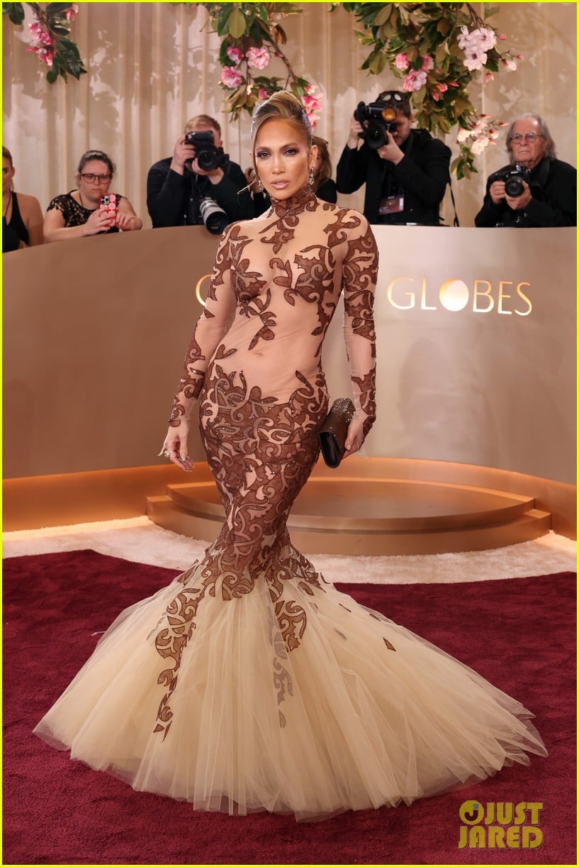 Jennifer Lopez Looks So Amazing at Golden Globes 2026: Photo 5263848 ...