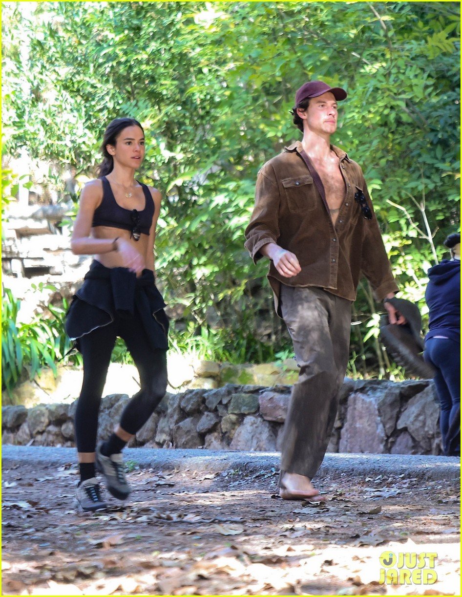 Shawn Mendes Goes Barefoot While Hiking with New Girlfriend Bruna ...