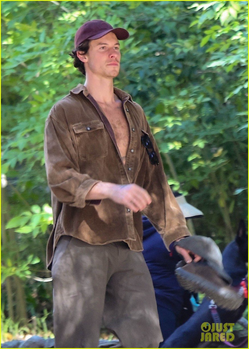 Shawn Mendes Goes Barefoot While Hiking with New Girlfriend Bruna ...