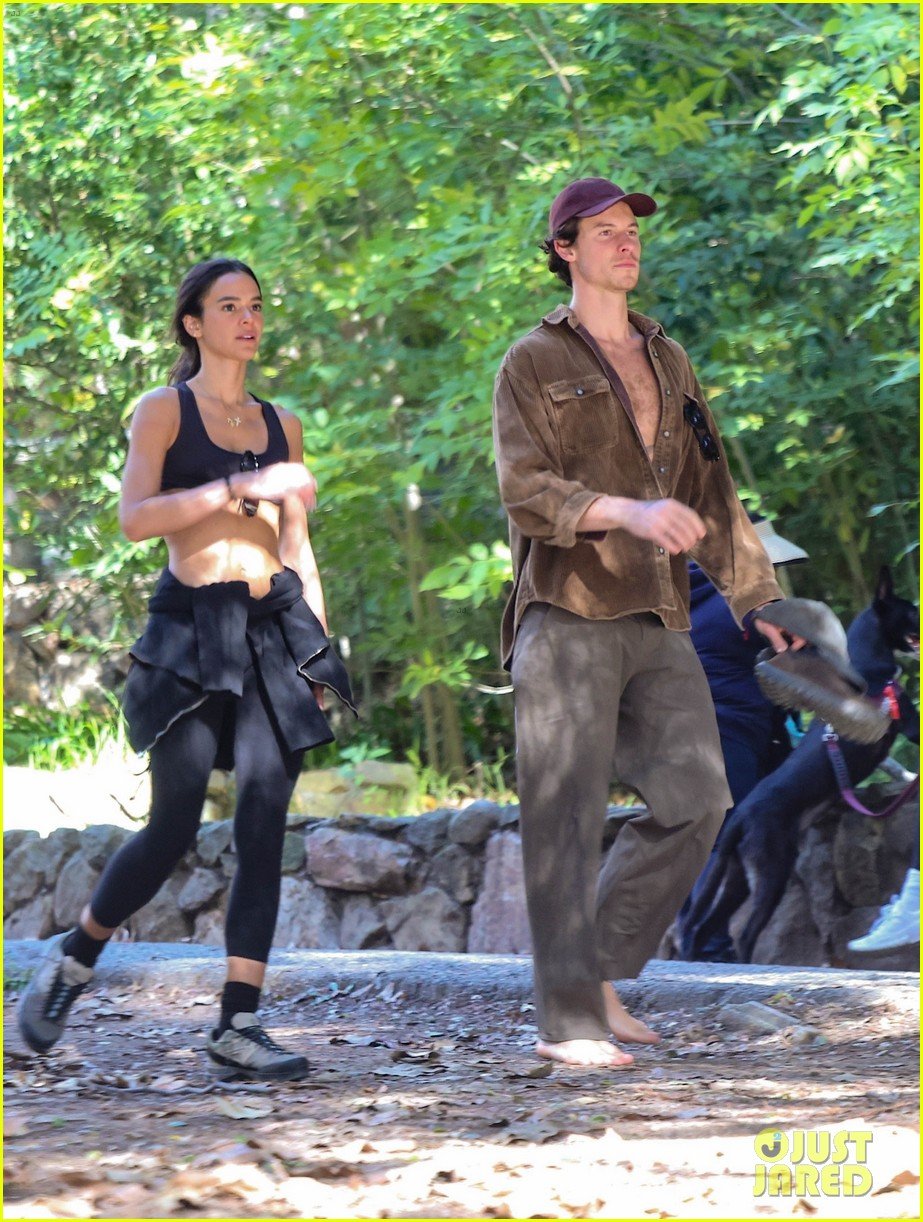 Shawn Mendes Goes Barefoot While Hiking with New Girlfriend Bruna ...