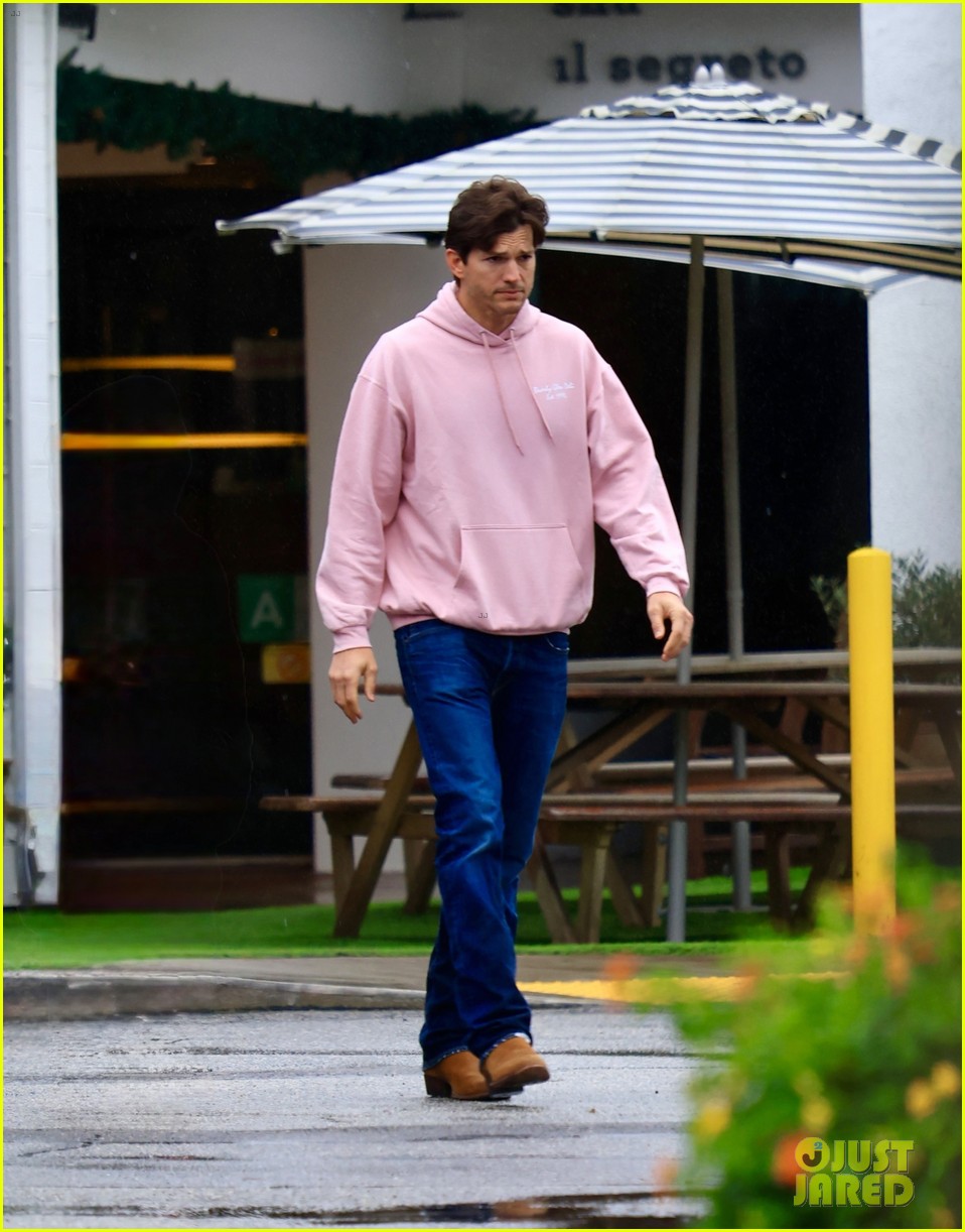 Ashton Kutcher & Mila Kunis Step Out for Coffee Run in L.A.: Photo ...