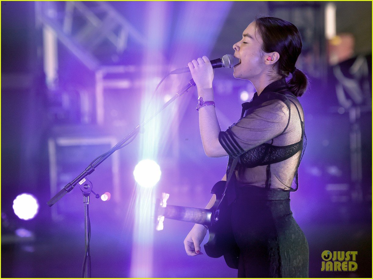 'Where's My Phone?' Lyrics: Mitski Announces New Album 'Nothing’s About ...