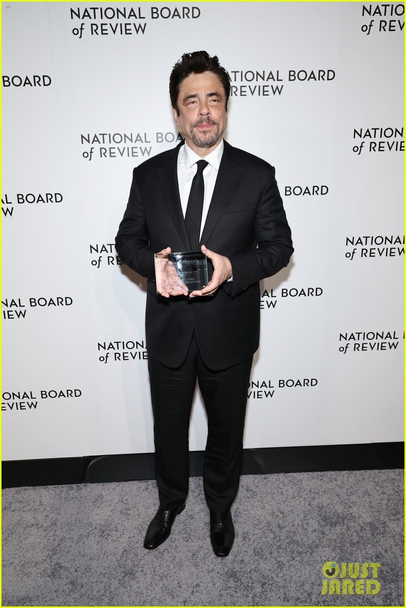 Leonardo DiCaprio Thanks Mom at NBR Gala, Says He's Waited 25 Years for ...