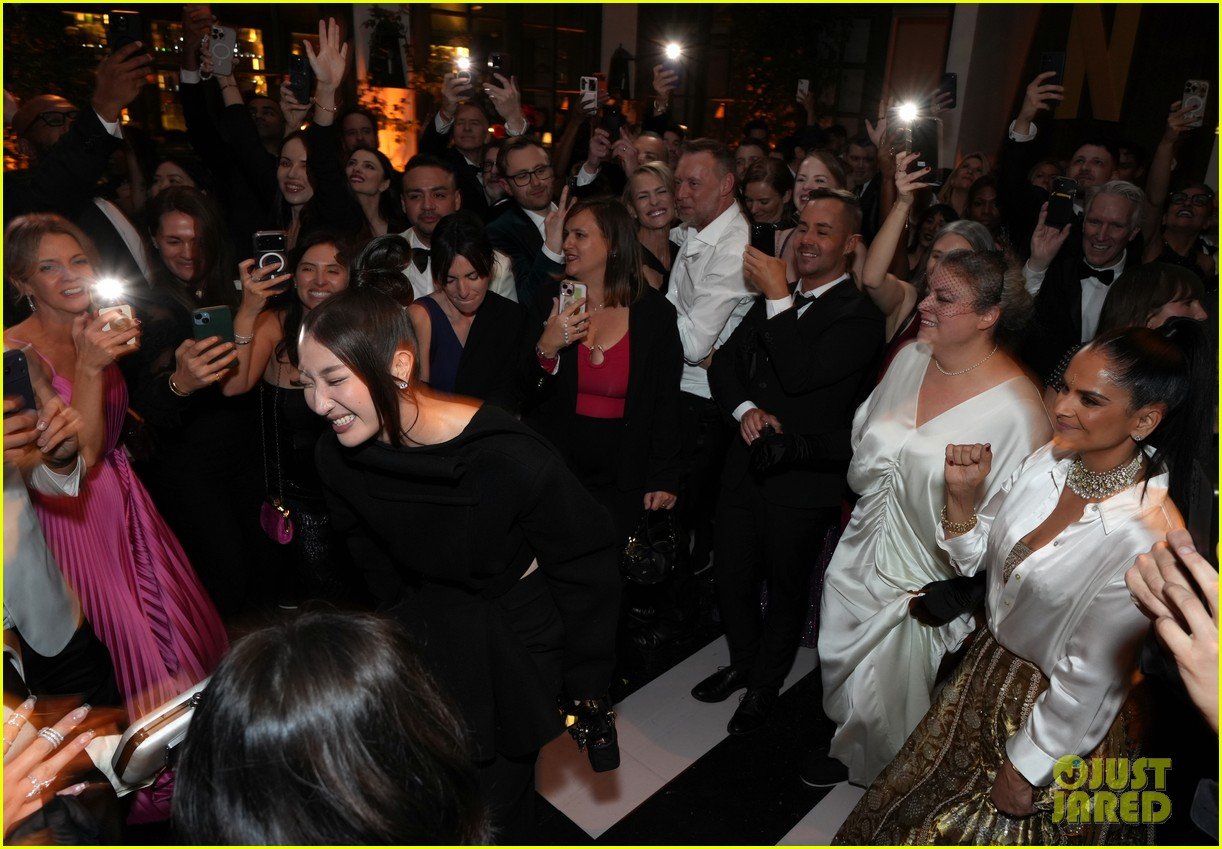 Inside Netflix's Golden Globes 2026 After Party: See Photos of the ...