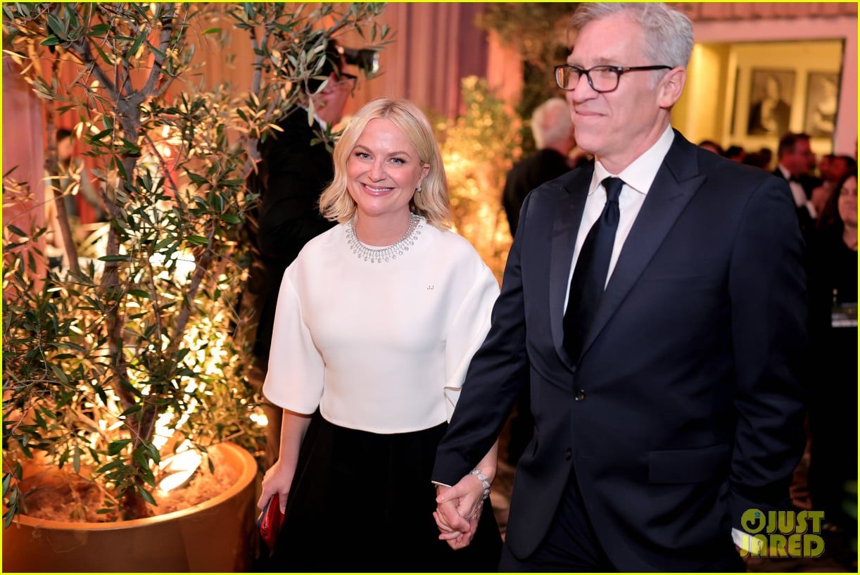 Amy Poehler Wins Golden Globes' First Podcast Award, Attends Show with ...