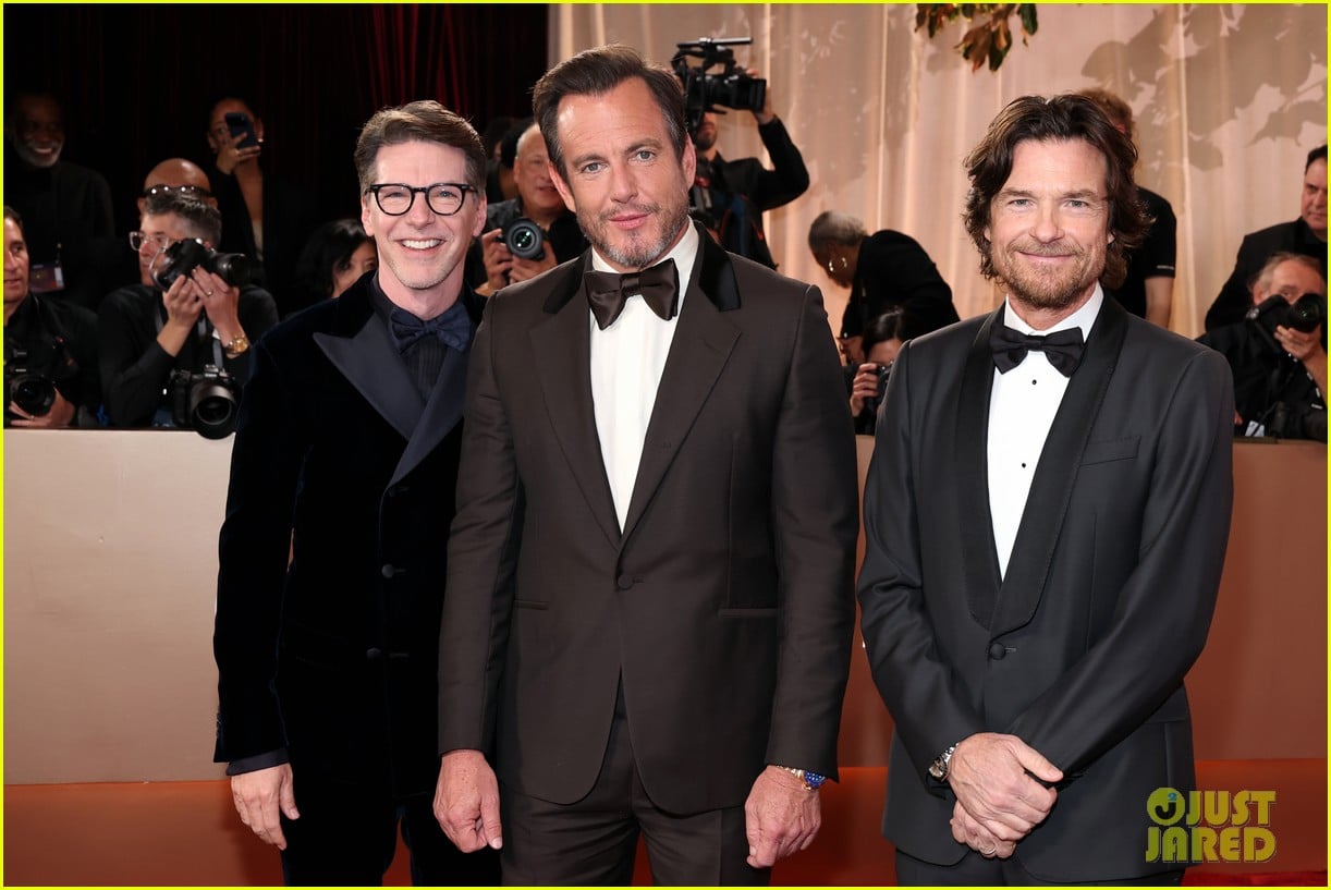 Amy Poehler Wins Golden Globes' First Podcast Award, Attends Show with ...