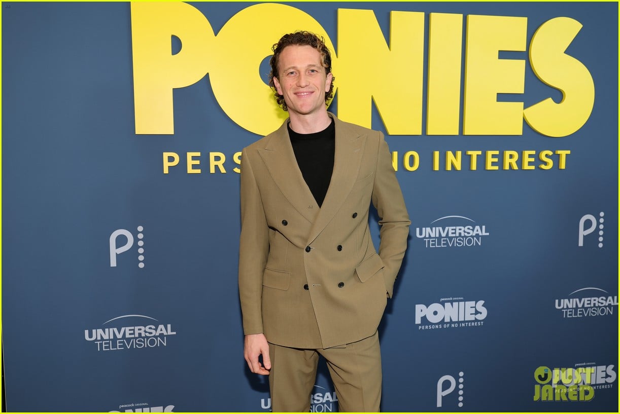 Emilia Clarke & Haley Lu Richardson Hold Hands at 'Ponies' NYC Premiere ...