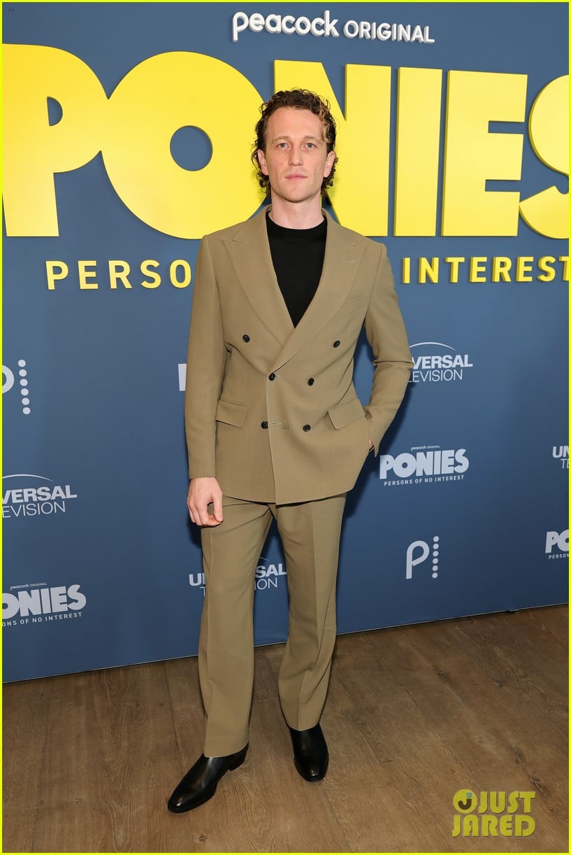 Emilia Clarke & Haley Lu Richardson Hold Hands at 'Ponies' NYC Premiere ...