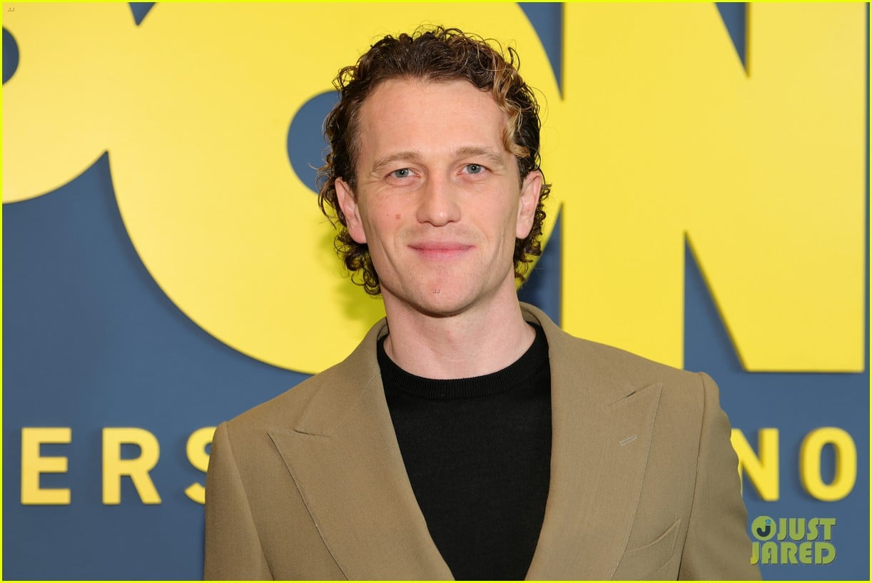 Emilia Clarke & Haley Lu Richardson Hold Hands at 'Ponies' NYC Premiere ...