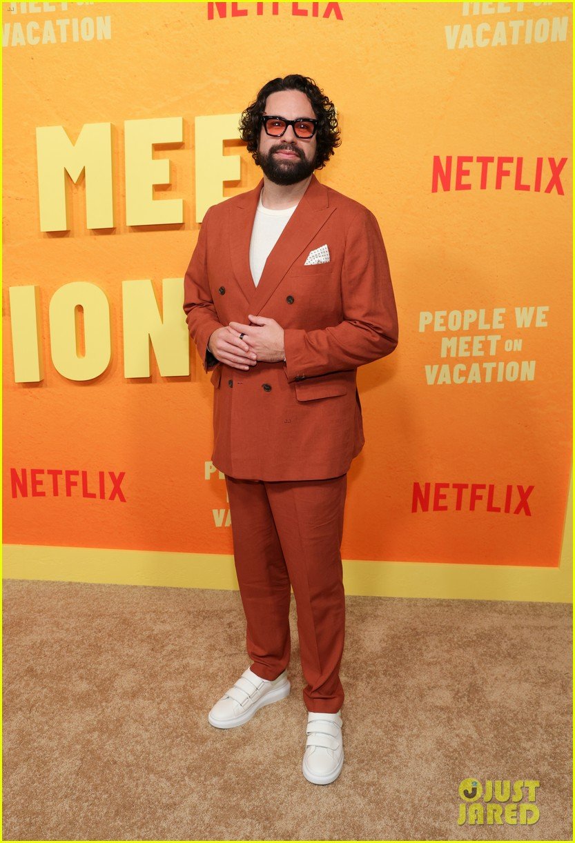 'People We Meet on Vacation' Stars Tom Blyth & Emily Bader Pose ...