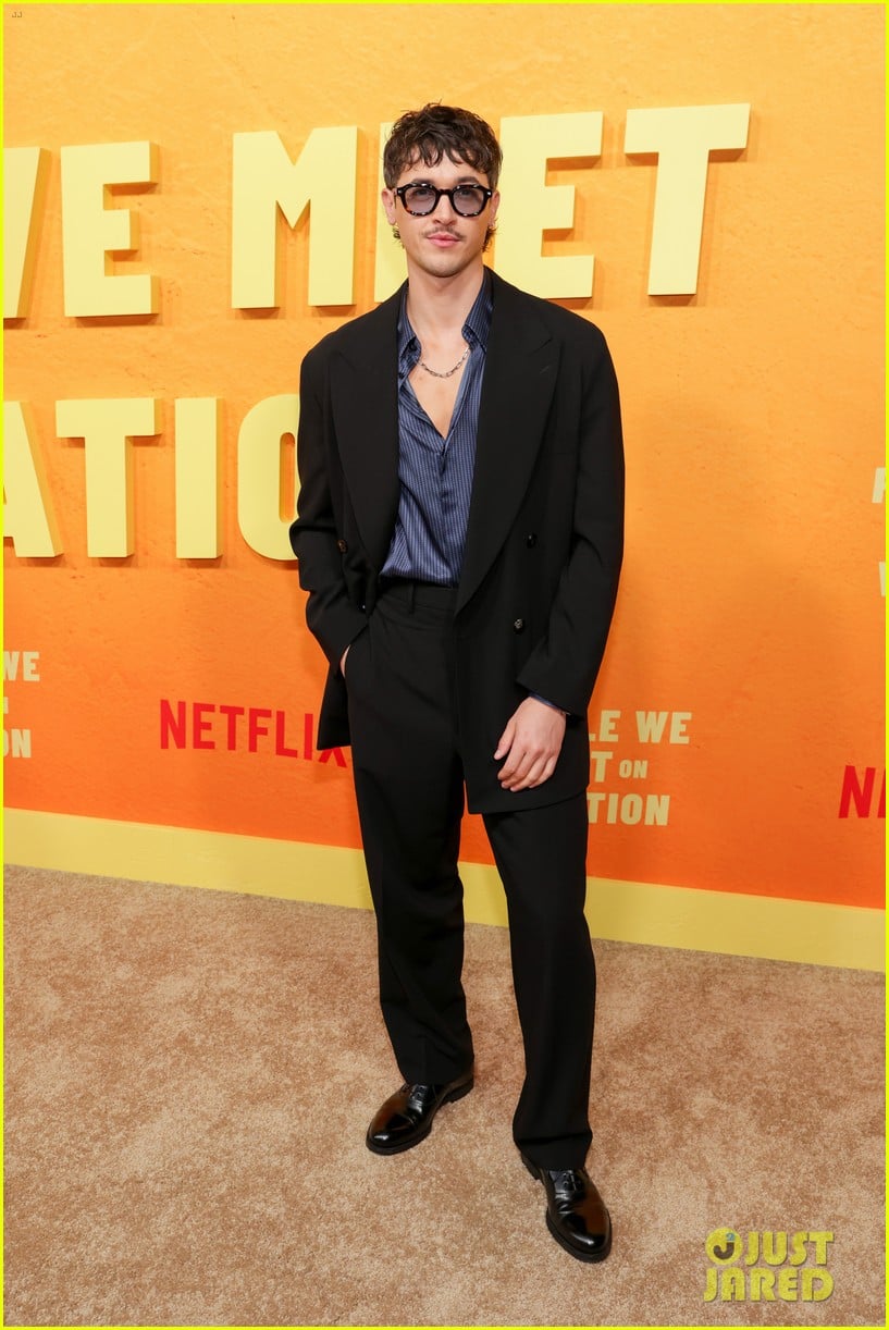 'People We Meet on Vacation' Stars Tom Blyth & Emily Bader Pose ...