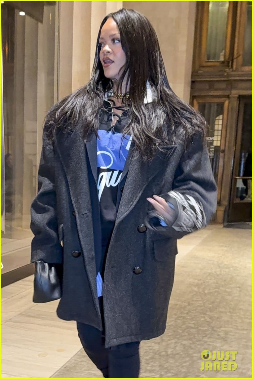 Rihanna Looks Stylish in Oversized Coat for Dinner Out in Los Angeles ...