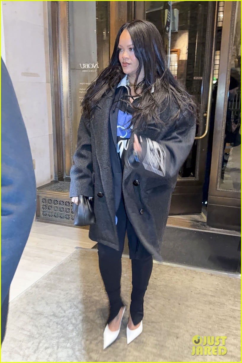 Rihanna Looks Stylish in Oversized Coat for Dinner Out in Los Angeles ...