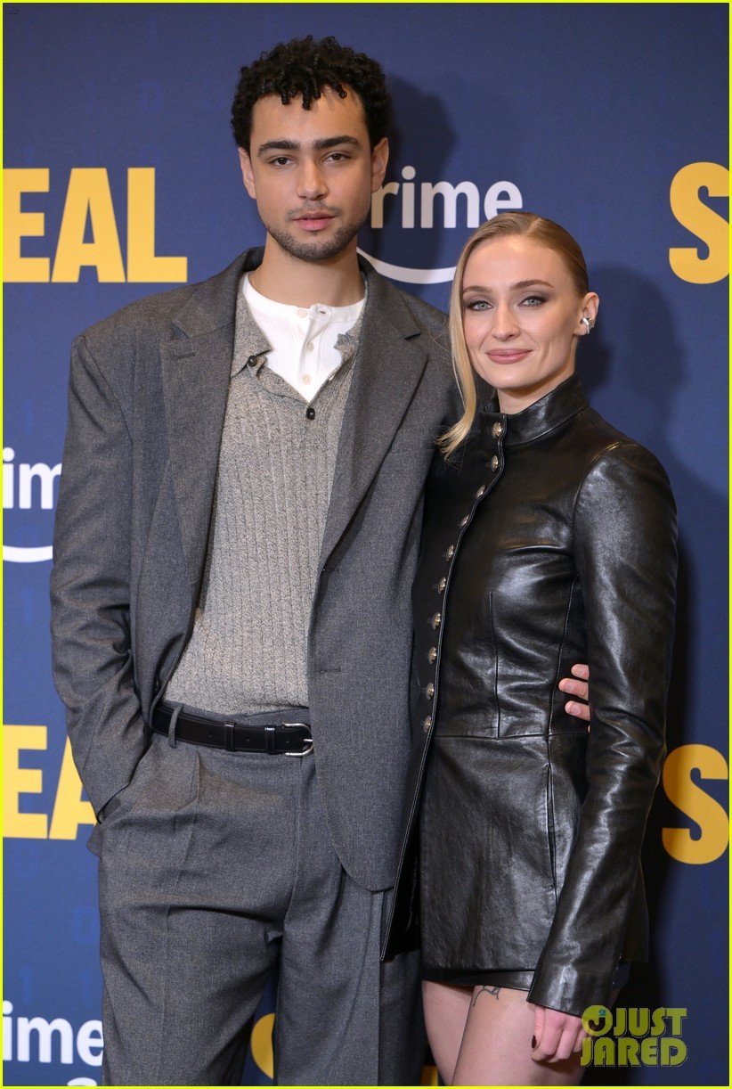 Sophie Turner Steps Out in Sleek Black Leather for 'Steal' Screening ...