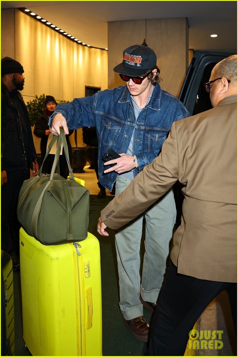 Connor Storrie & François Arnaud Catch Flight Out of NYC Together After ...