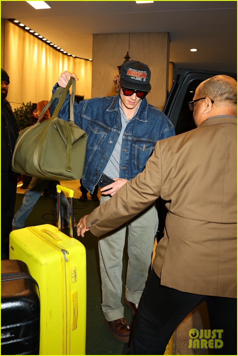 Connor Storrie & François Arnaud Catch Flight Out of NYC Together After ...