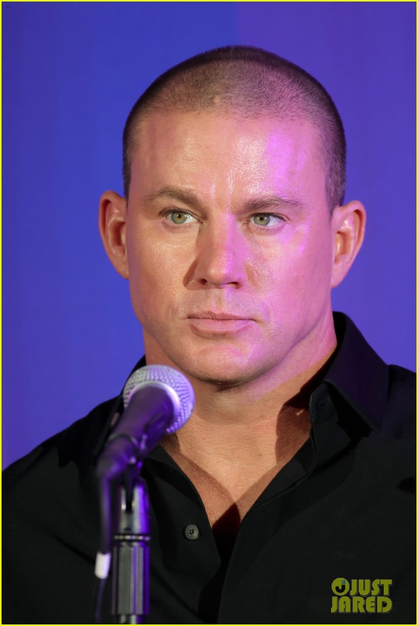 Channing Tatum Poses with Hunky Shirtless Guys to Announce 'Magic Mike ...