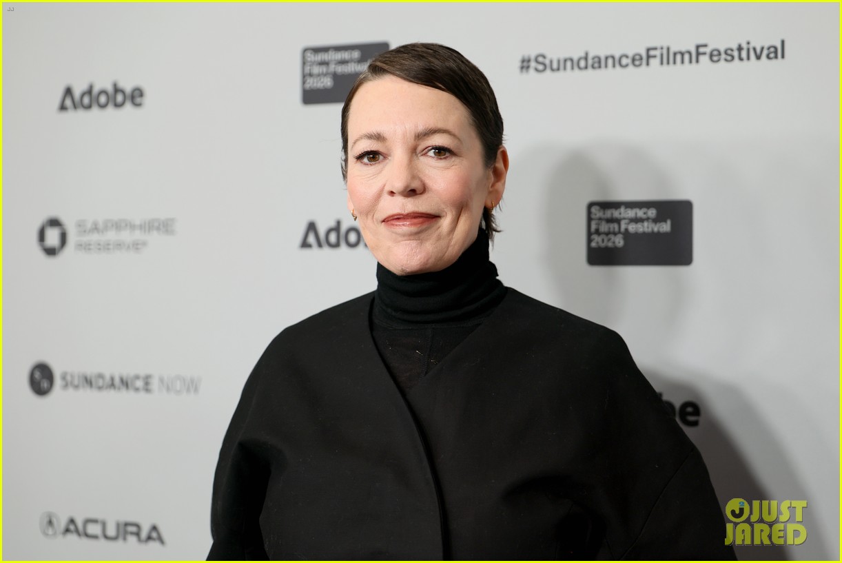 Olivia Colman & Alexander Skarsgard Tease Uncoventional Romance at ...