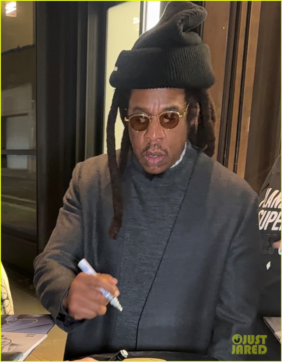 Jay-Z Signs Autographs for Fans Outside of Roc Nation Offices in NYC ...