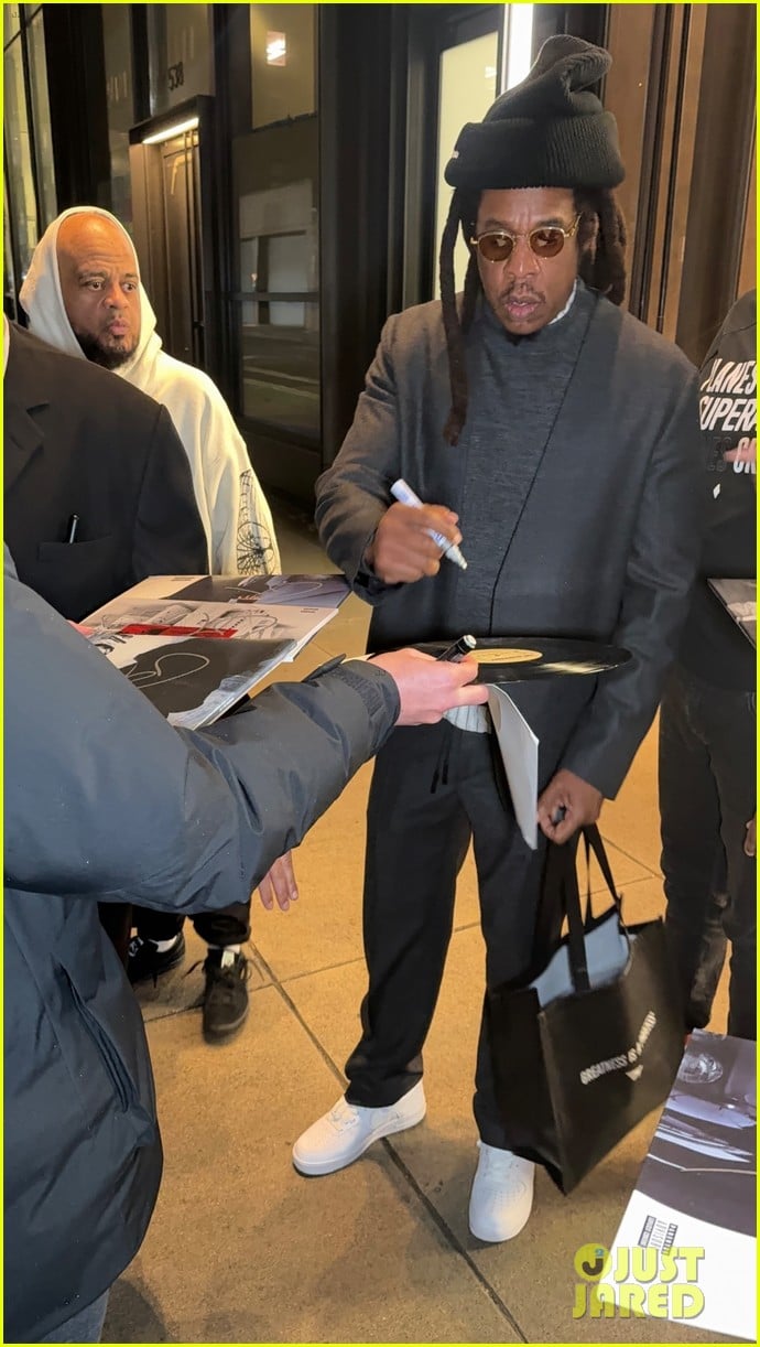 Jay-Z Signs Autographs for Fans Outside of Roc Nation Offices in NYC ...