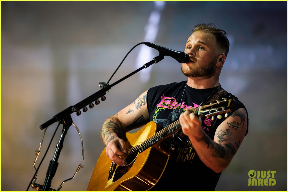 'Bad News' Lyrics & Meaning: Zach Bryan Anti-ICE Patriotic Song Goes ...